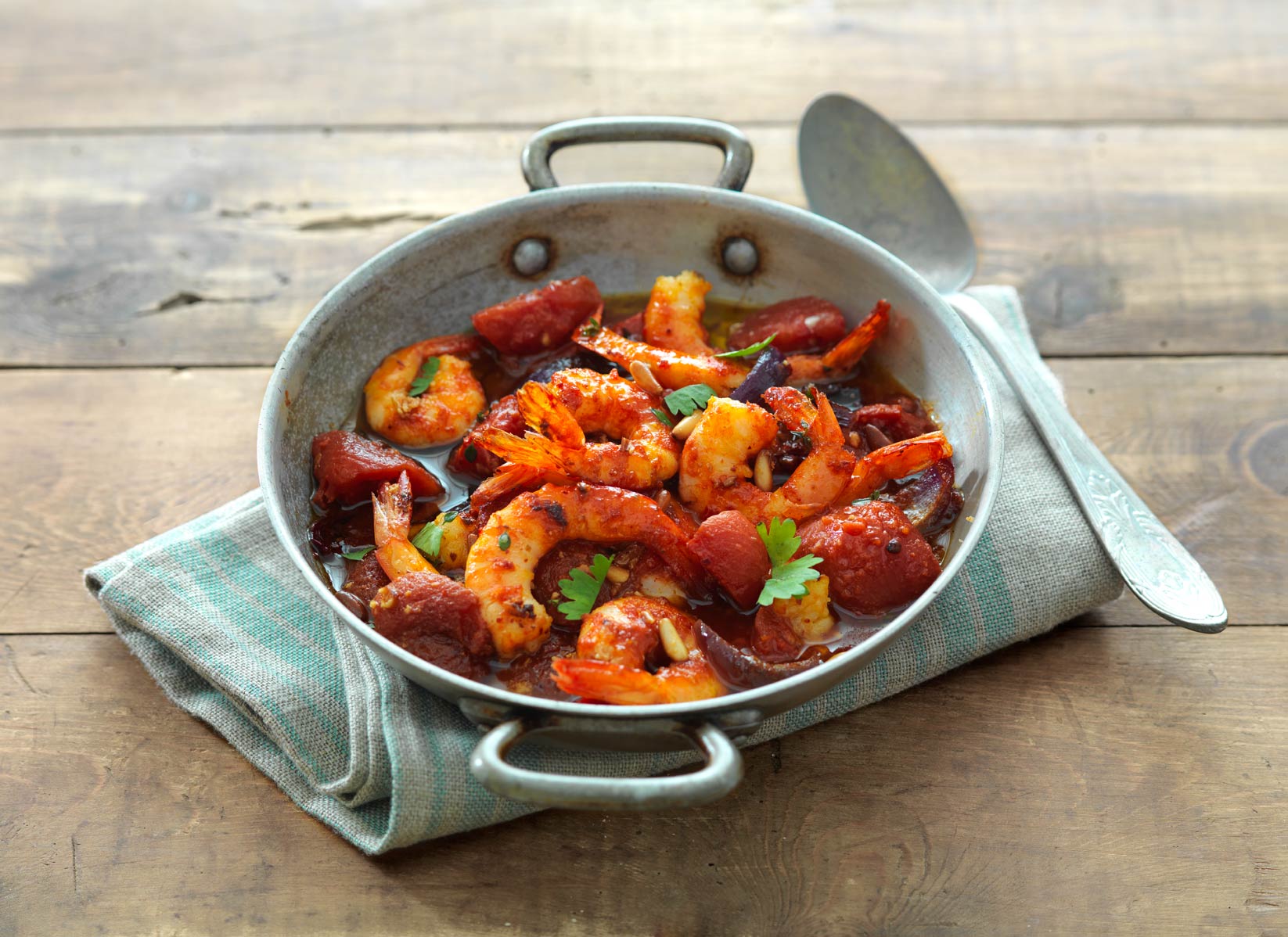 Poêlée de tomates, crevettes et pignons grillés - Une recette d'aucy